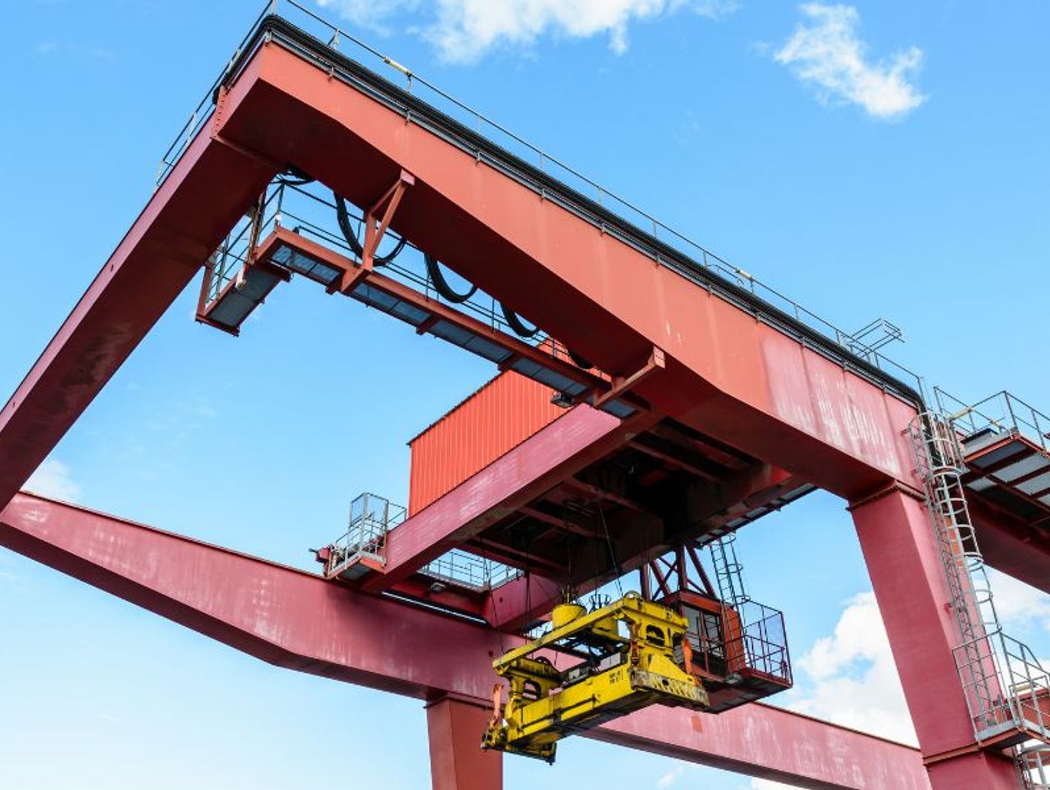 The Importance of Transloading in Material Shipping